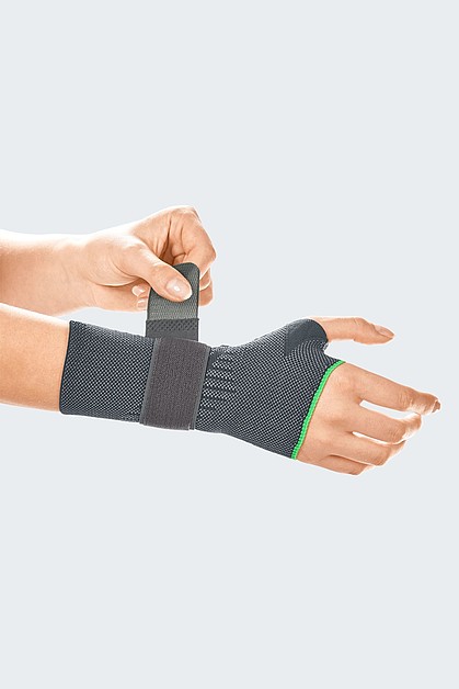 protect.Manu active elastic wrist support from medi